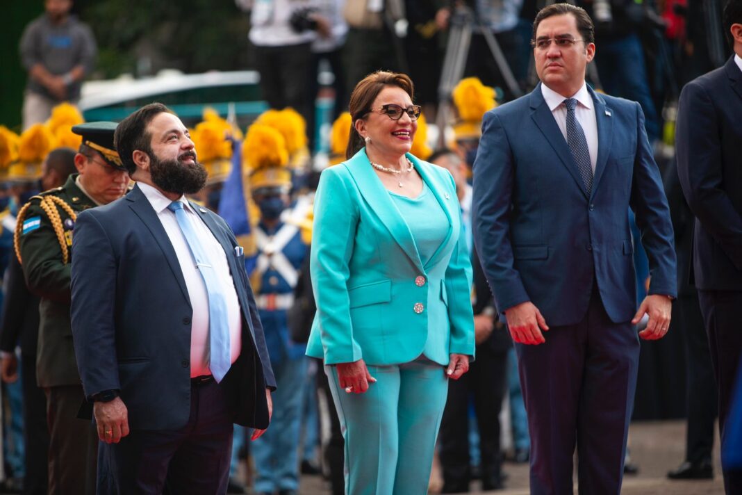 Con traje azul turquesa Xiomara inaugura las Fiestas Patrias