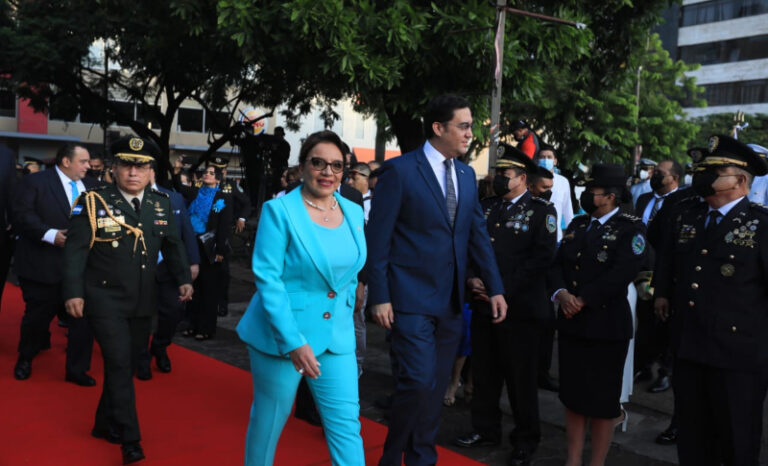Con traje azul turquesa Xiomara inaugura las Fiestas Patrias