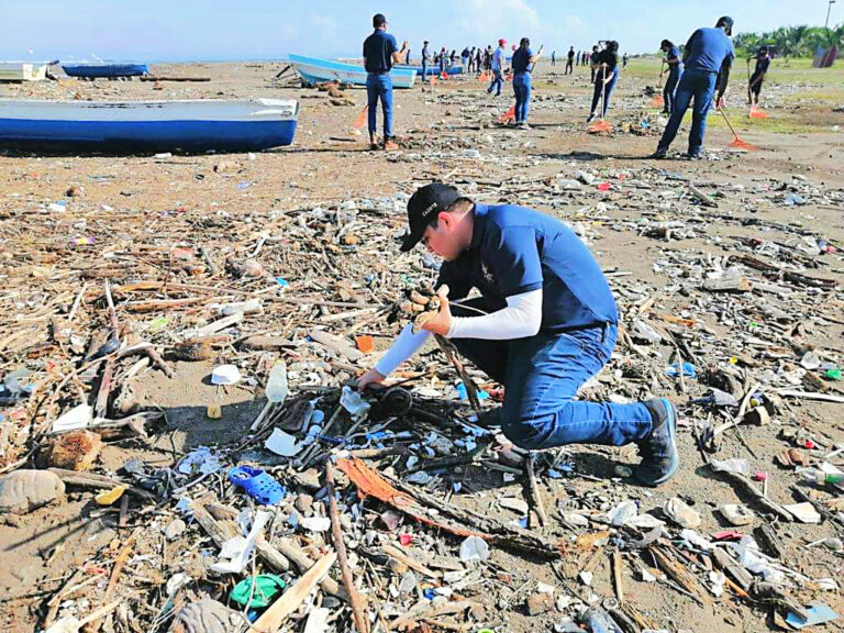 Celebran Mes de los Océanos limpiando playas de “El Faro”