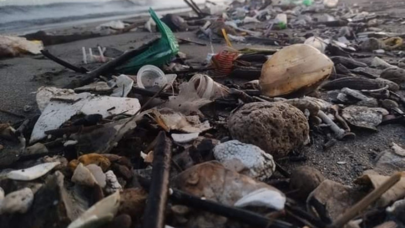 Playas hondureñas amanecen inundadas de basura guatemalteca