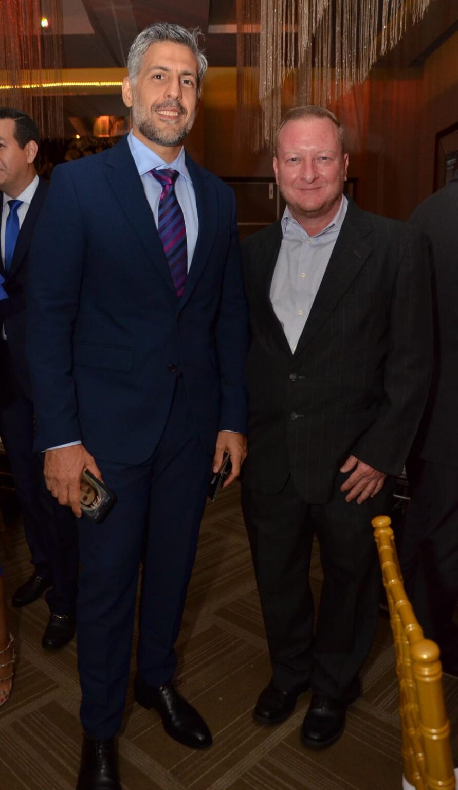 Marcela y el padre Patricio, un premio a su gran altruismo