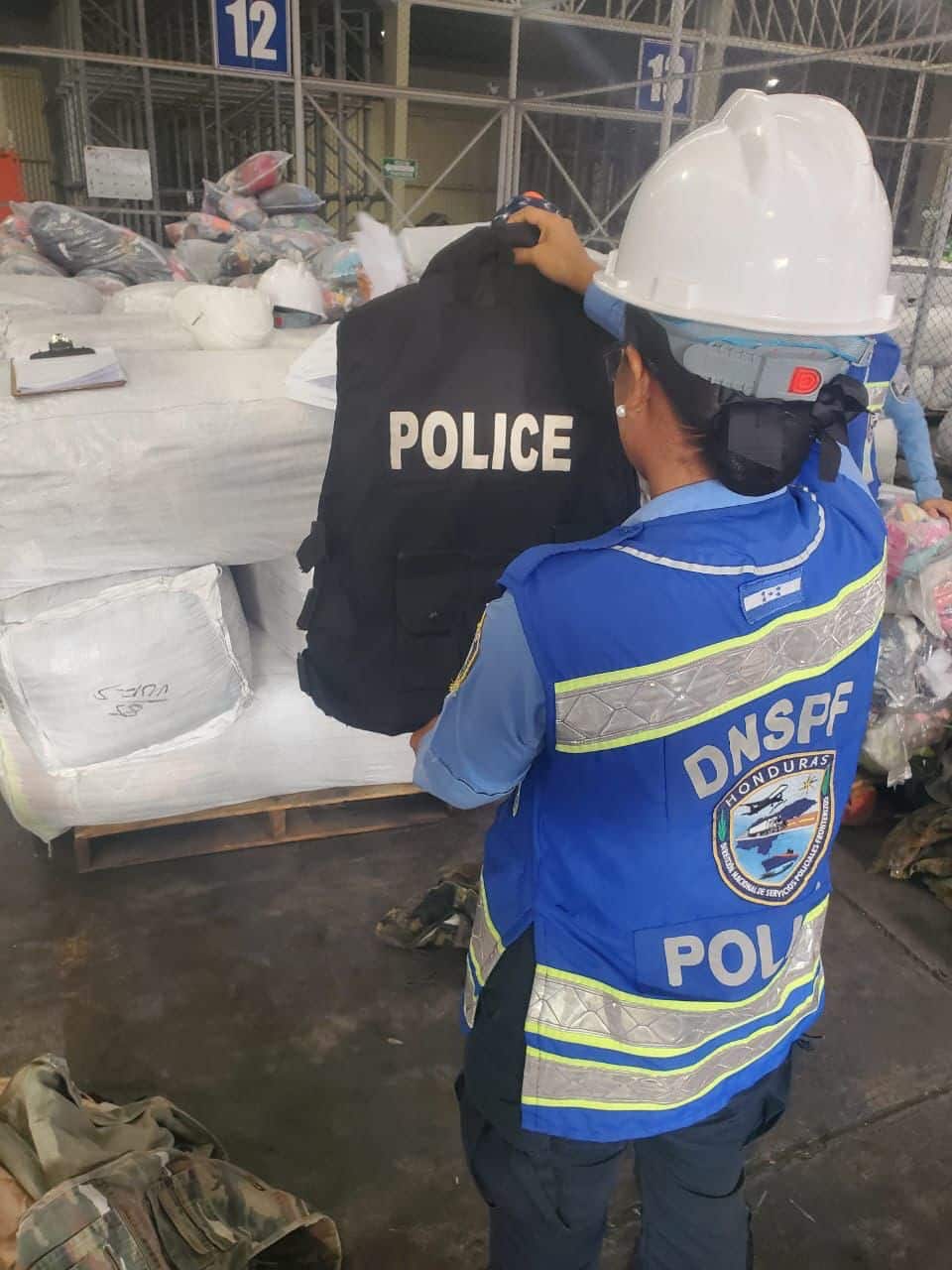 Decomisan indumentaria militar internacional en Puerto Cortés