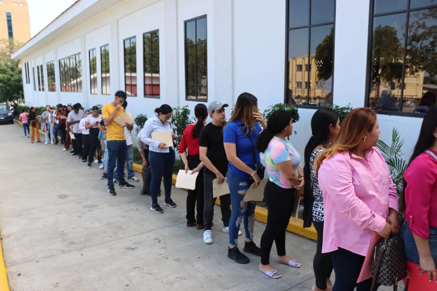 Ofertan 120 plazas y llegan más de 800 jóvenes en SPS