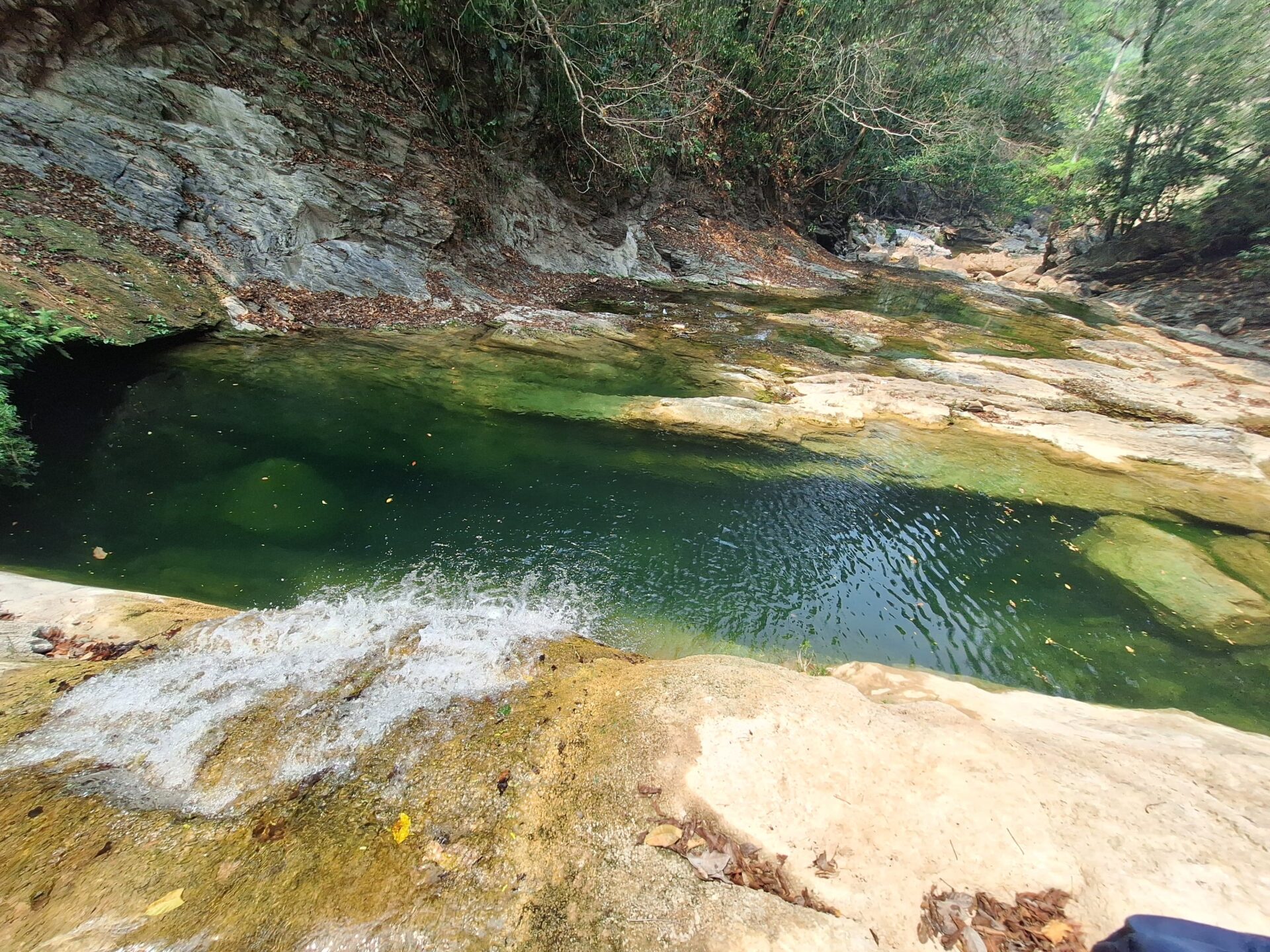 Muchos tesoros ocultos en Río Amapa: Cuevas, pozas y cascadas