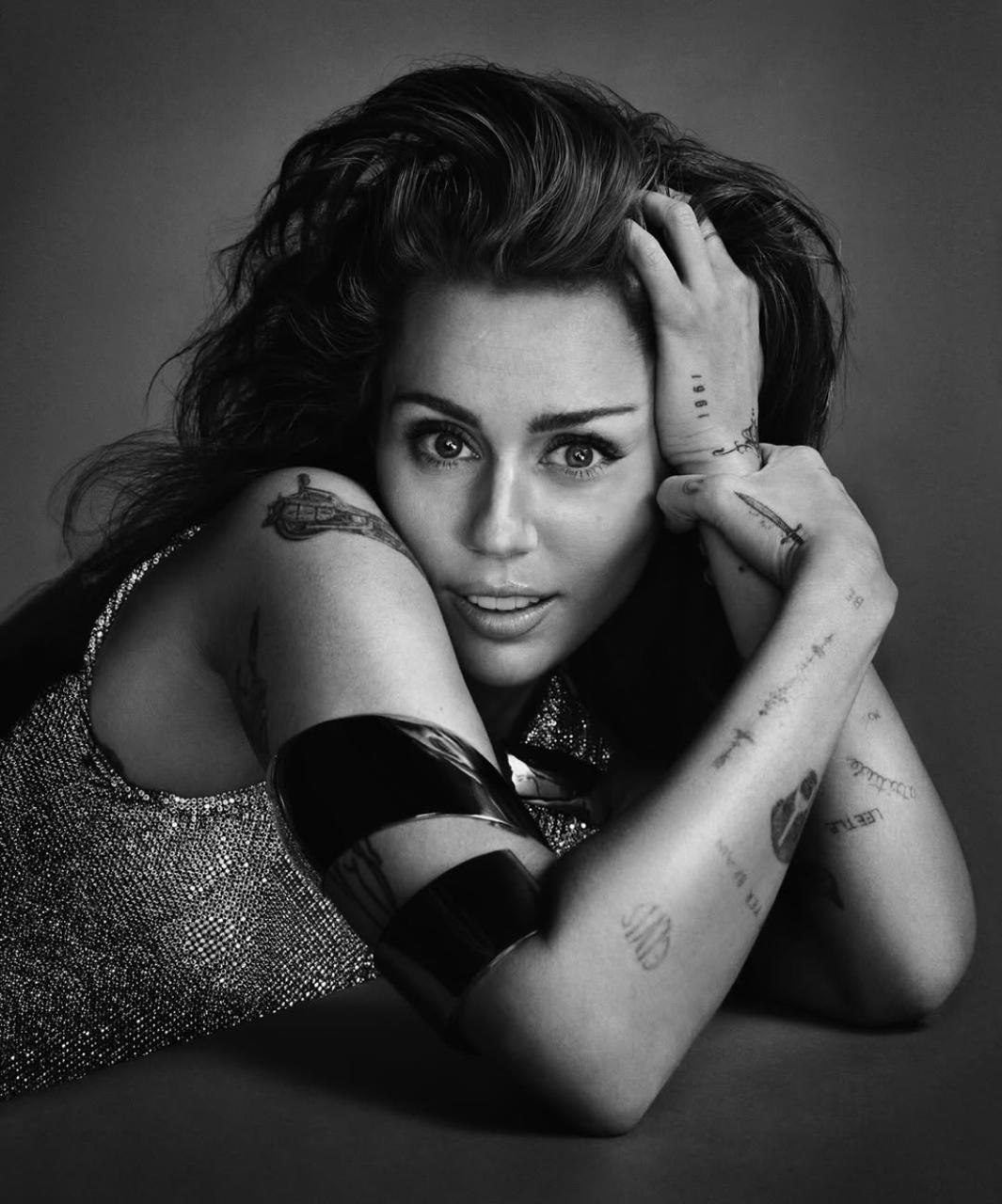 Miley Cyrus anuncia su noveno álbum "Something beautiful"