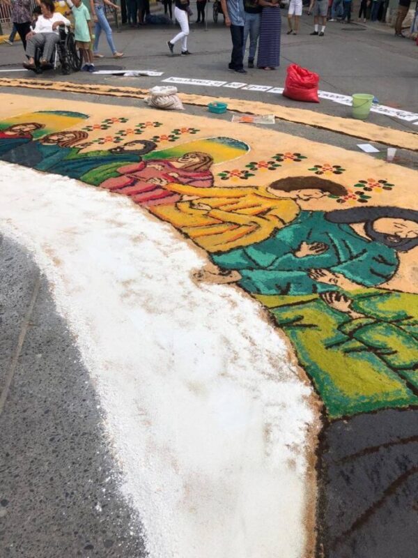 Alfombras de aserrín: expresión de fe en las calles hondureñas