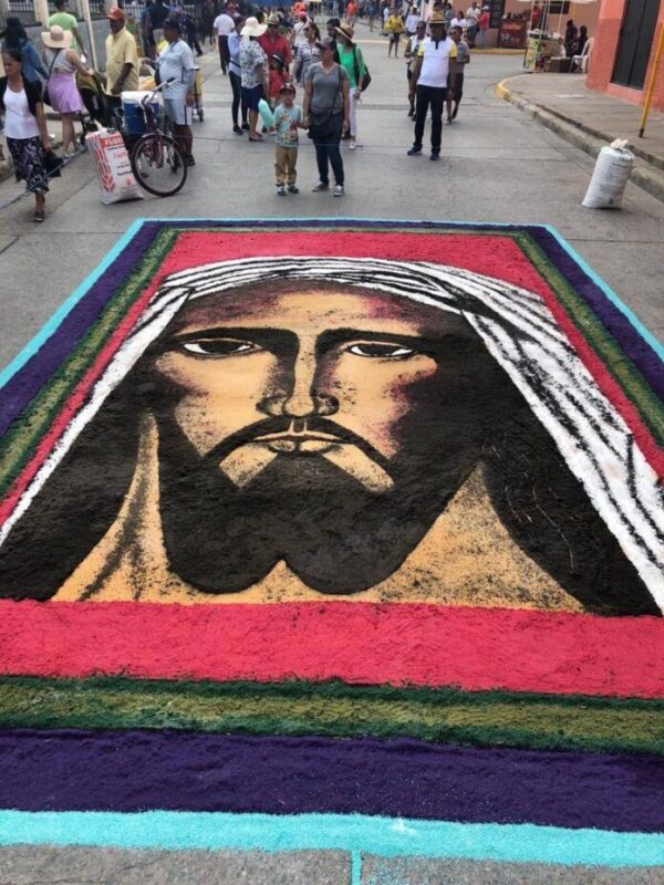 Alfombras de aserrín: expresión de fe en las calles hondureñas