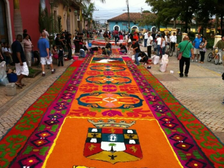 Alfombras de aserrín: expresión de fe en las calles hondureñas