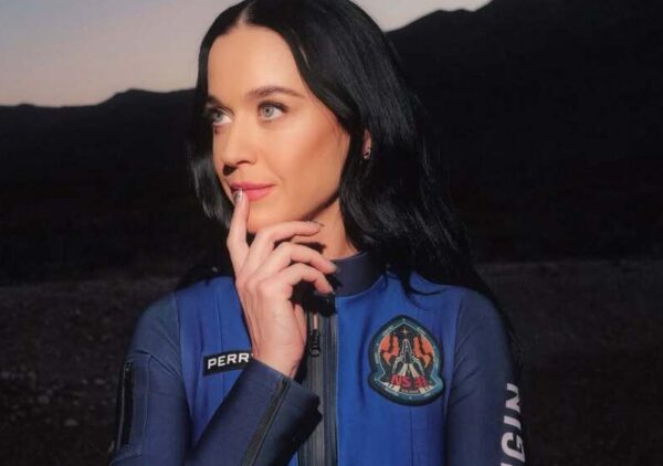 Katy Perry muestra el setlist de su próximo tour en el espacio