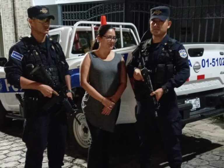 Detienen a Ruth Eleonora López, activista y crítica de Bukele