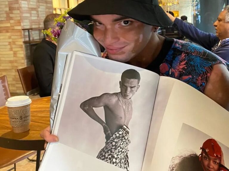 Actor y modelo trabaja como cajero para salir adelante