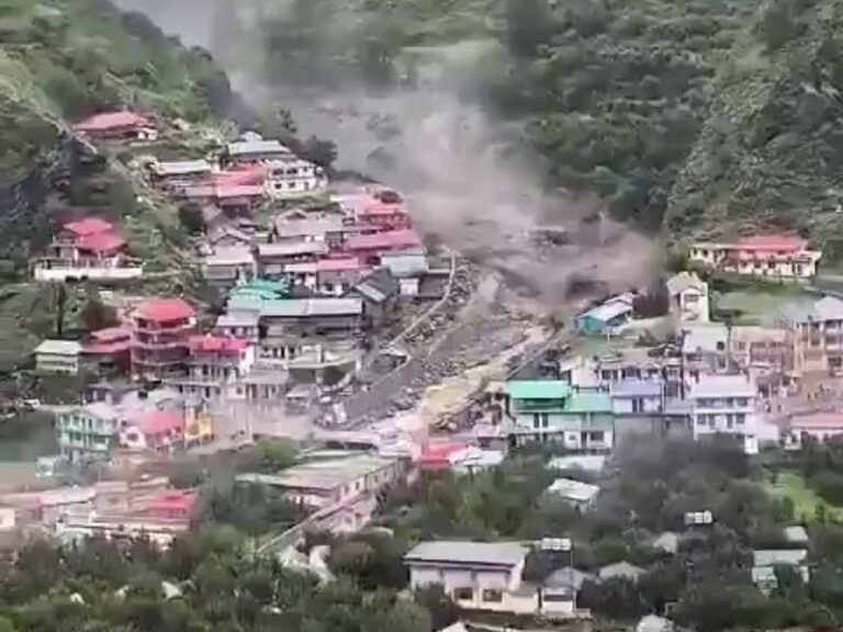 Terror en India: avalancha de lodo arrastra viviendas