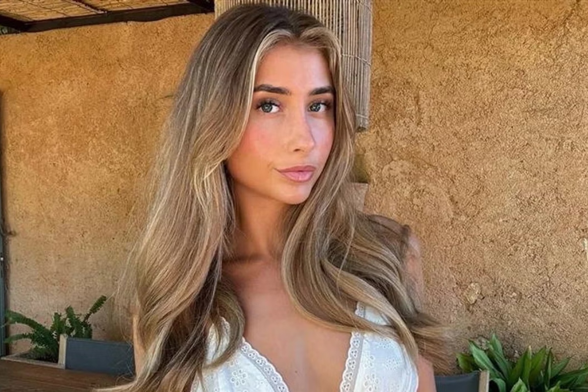 Estrella de OnlyFans rompe en llanto tras súplica de sus padres