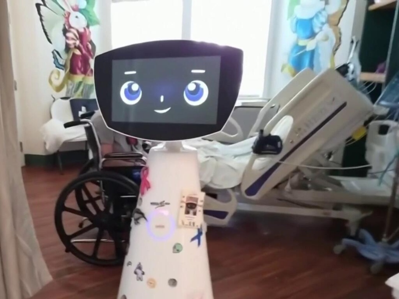 Robin, la “niña robot” que brinda alegría en hospitales pediátricos y ...