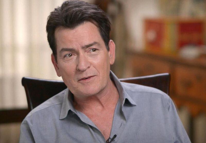 Charlie Sheen confiesa que tuvo intimidad con otros hombres: ¿qué importa?