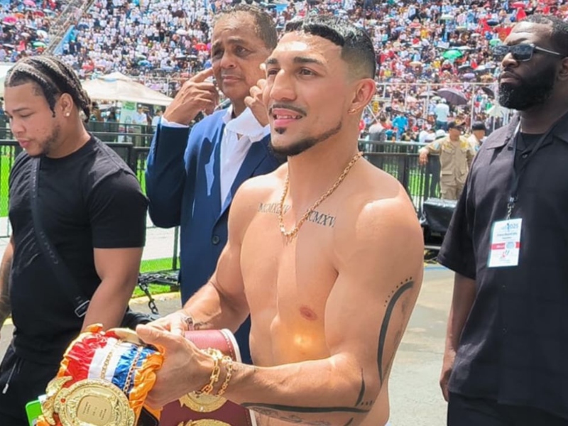 Teófimo López enciende el Estadio Nacional durante los desfiles del 204 ...