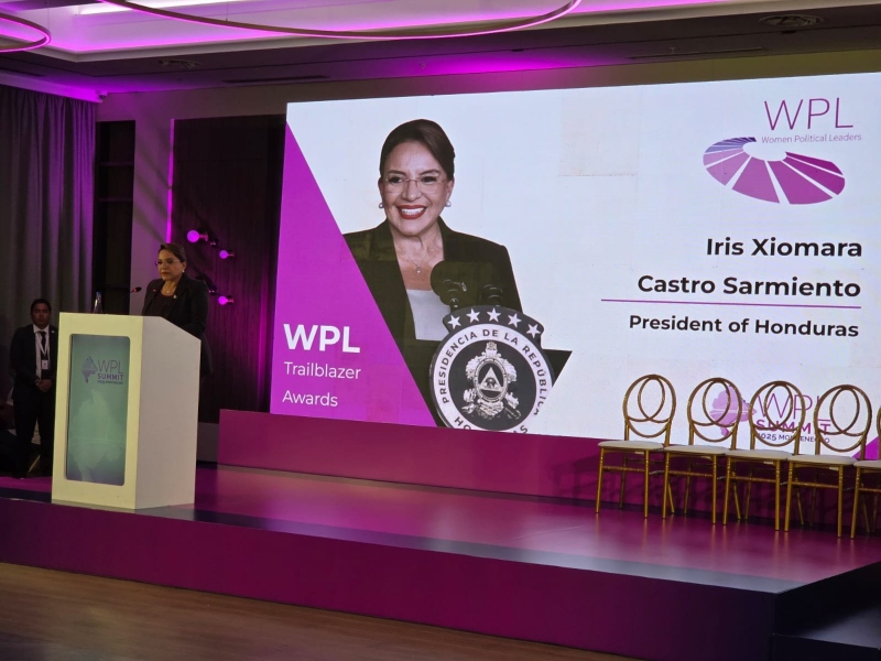 Xiomara Castro recibe el premio "Pioneras en Liderazgo Político Femenino"