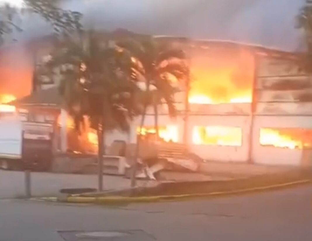 Bomberos combaten fuerte incendio en maquila de Cofradía