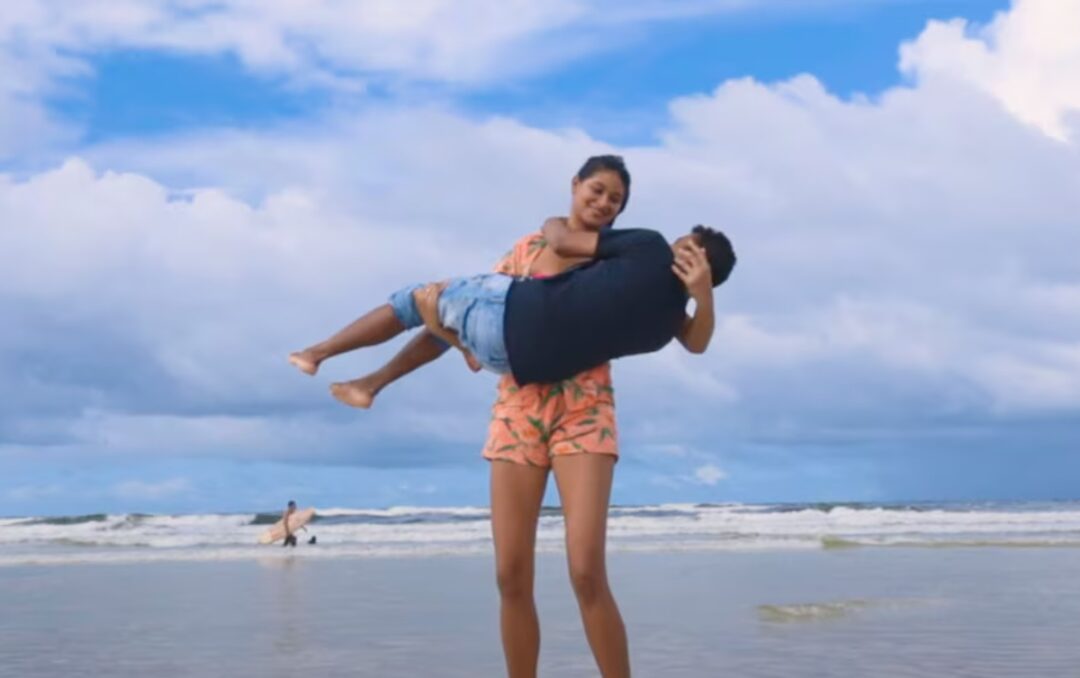 Ella mide 2,06 m y él 1,62 m: La influencer más alta del mundo
