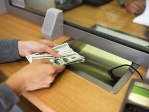 El Salvador paga de forma anticipada el aguinaldo a empleados públicos