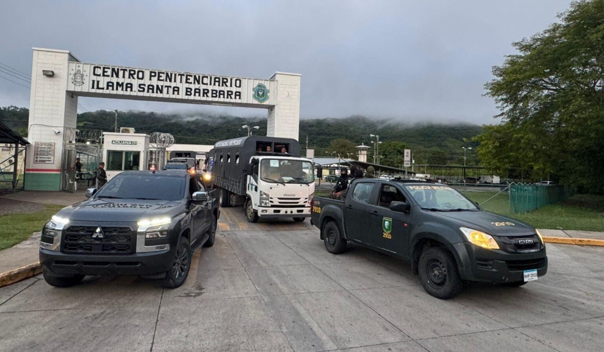 494 internos son trasladados por el INP en acciones de seguridad