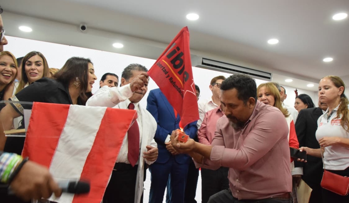 Liberales queman bandera del Partido Libre en acto político