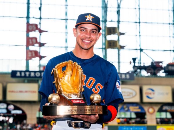 Los Astros de Houston agradecen con amor a su guante de oro Mauricio Dubón
