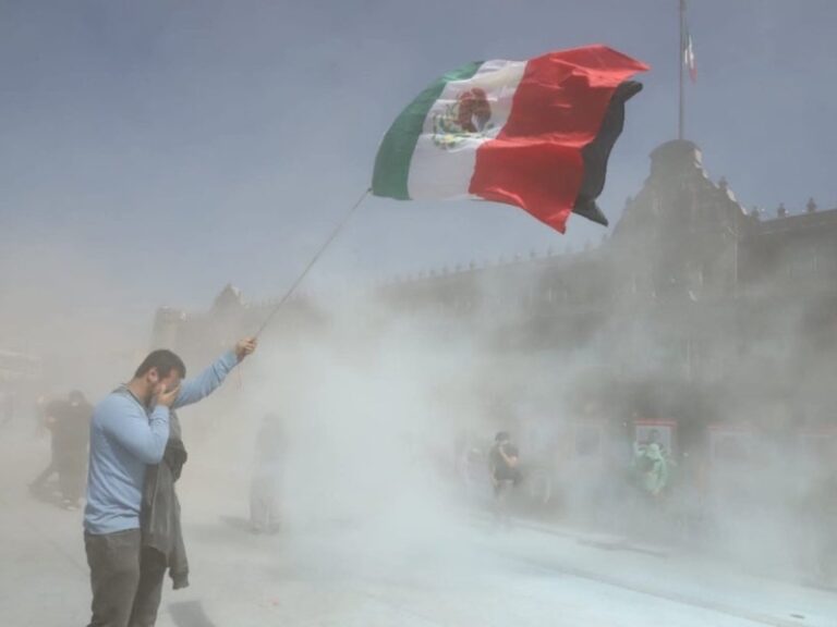 VIDEO: Violencia y caos en el Zócalo tras protesta de la "Generación Z"