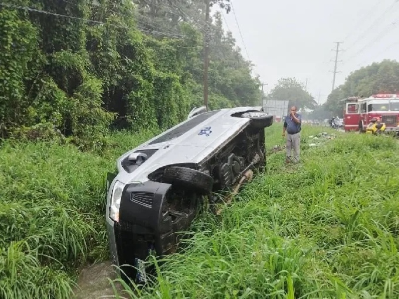 VIDEO: Varios heridos deja accidente de microbús en Villanueva, Cortés