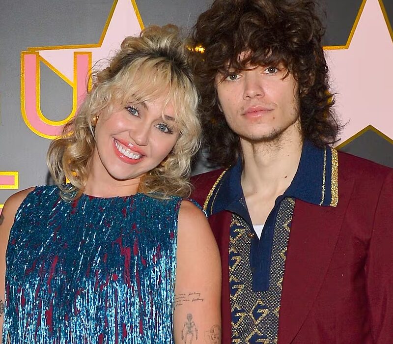 Miley Cyrus y Maxx Morando están comprometidos tras cuatro años de relación