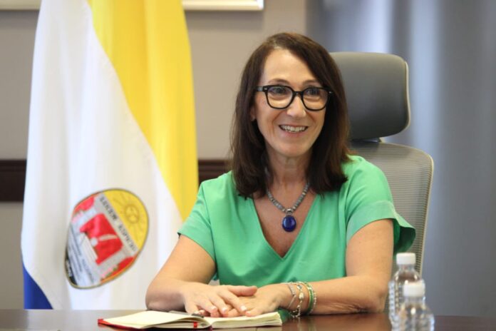 Científica hondureña María Elena Bottazzi visita la UNAH