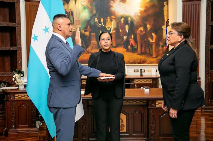 Xiomara Castro juramenta nuevos comisionados del sistema penitenciario