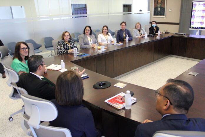 Científica hondureña María Elena Bottazzi visita la UNAH