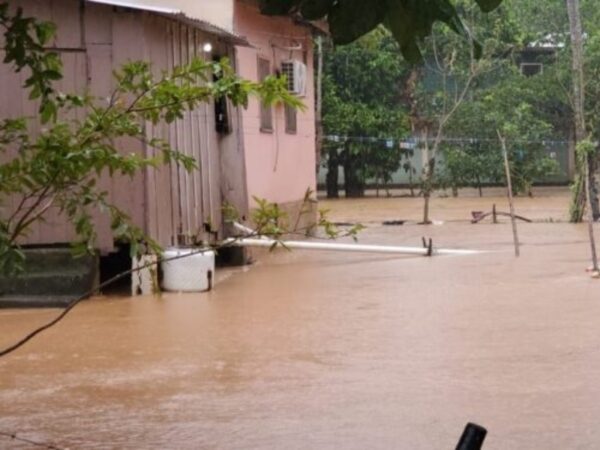 Crecida del río Lean deja más de 60 familias damnificadas en Atlántida