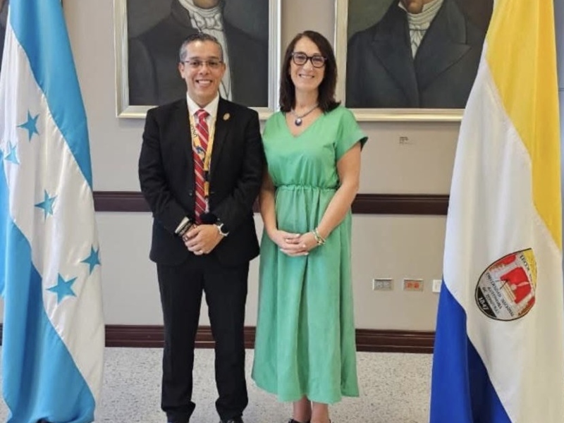 Científica hondureña María Elena Bottazzi visita la UNAH