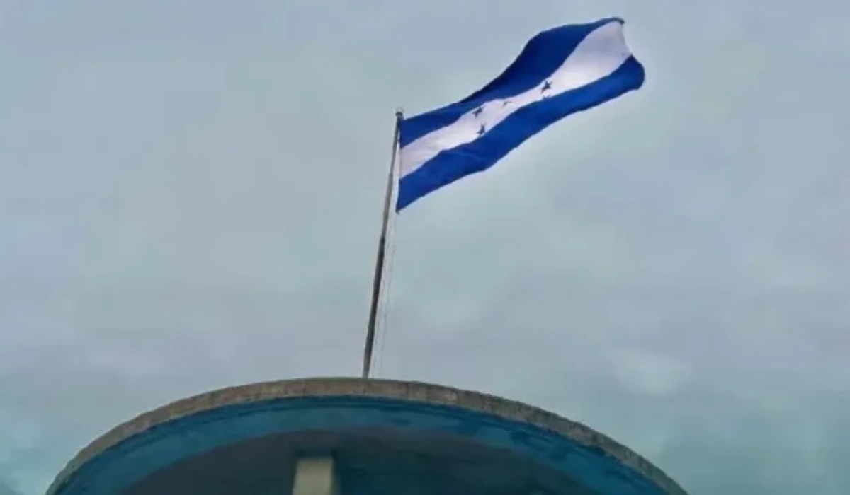 La bandera de Honduras vuelve a flamear con azul profundo en el Cerro ...