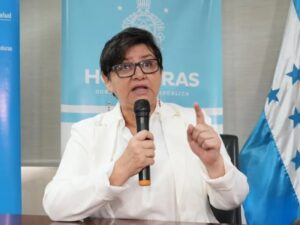 Salud rescinde contrato a Carla Paredes por incumplimiento laboral