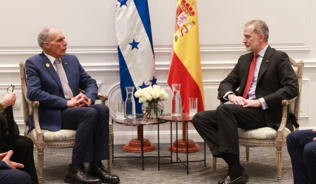 Presidente Asfura sostiene encuentro con el Rey Felipe VI en Chile