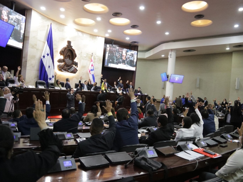 Congreso aprueba ley que beneficiará a migrantes hondureños