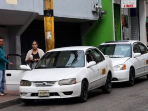 Taxistas paralizan unidades en rechazo a Uber y transporte VIP