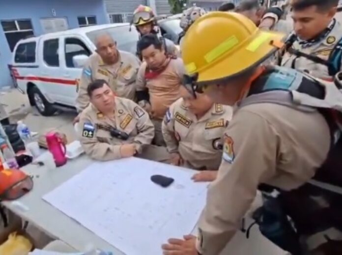 Más de 22 horas de lucha: Bomberos siguen buscando víctimas entre escombros