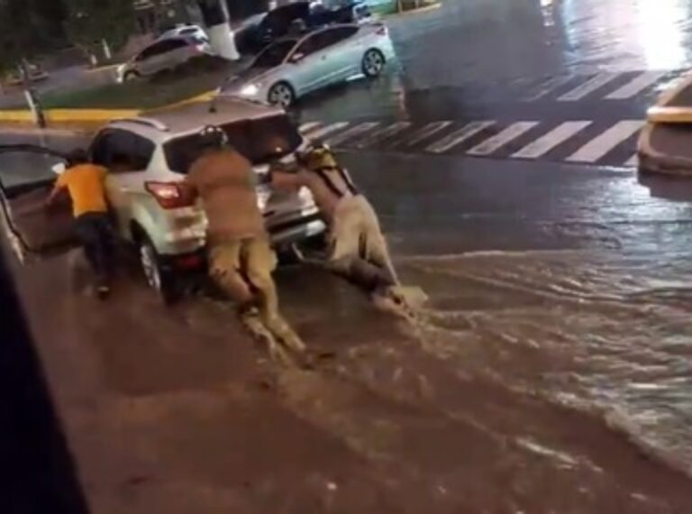 VIDEO: Fuertes lluvias provocan inundaciones y caos vehicular en San ...