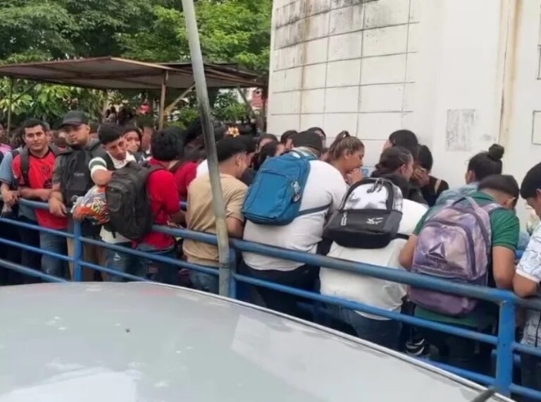 Cientos de personas abarrotan Zip Calpules en busca de empleo en San ...