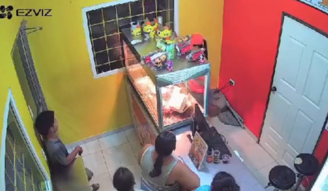 (VIDEO) Cámaras captan robo a mano armada en pollera de Choloma